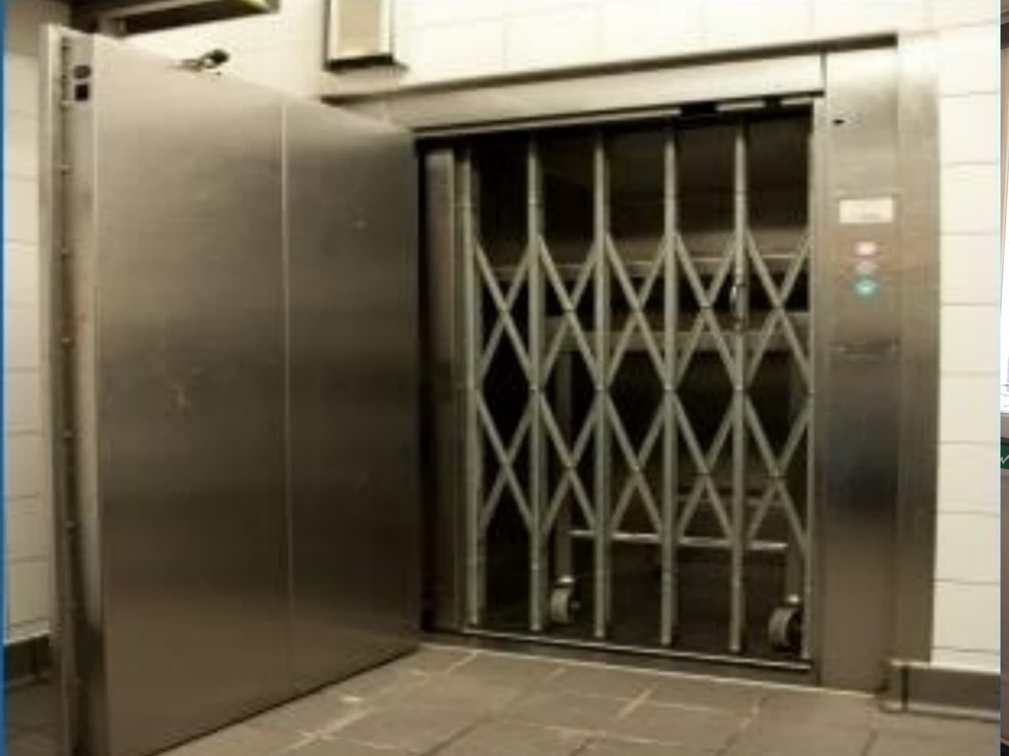 Micro Lift 100A – with hinged doors | Service Lifts